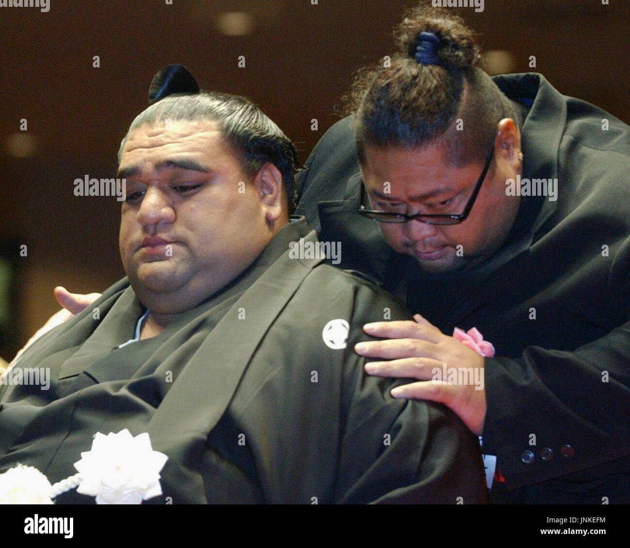 TOKYO, Japan - Former Hawaiian-born ozeki Konishiki (R) has a word in ...