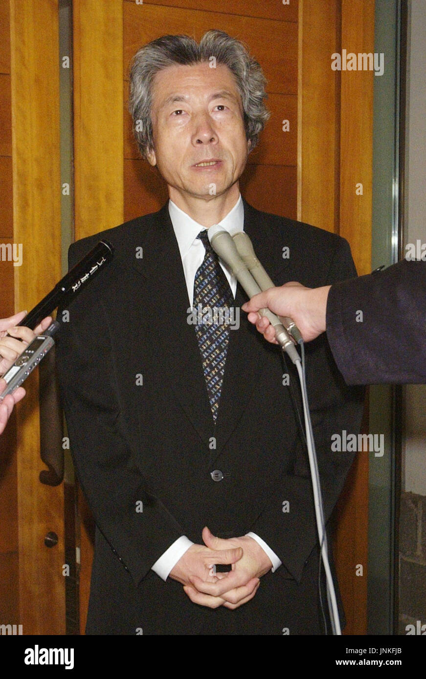 TOKYO, Japan - Japanese Prime Minister Junichiro Koizumi speaks to ...