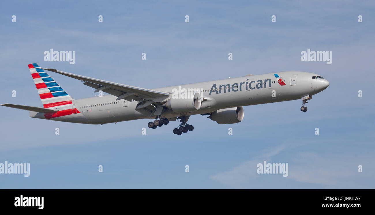 American Airlines Boeing 777 N729AN on final approach to London ...