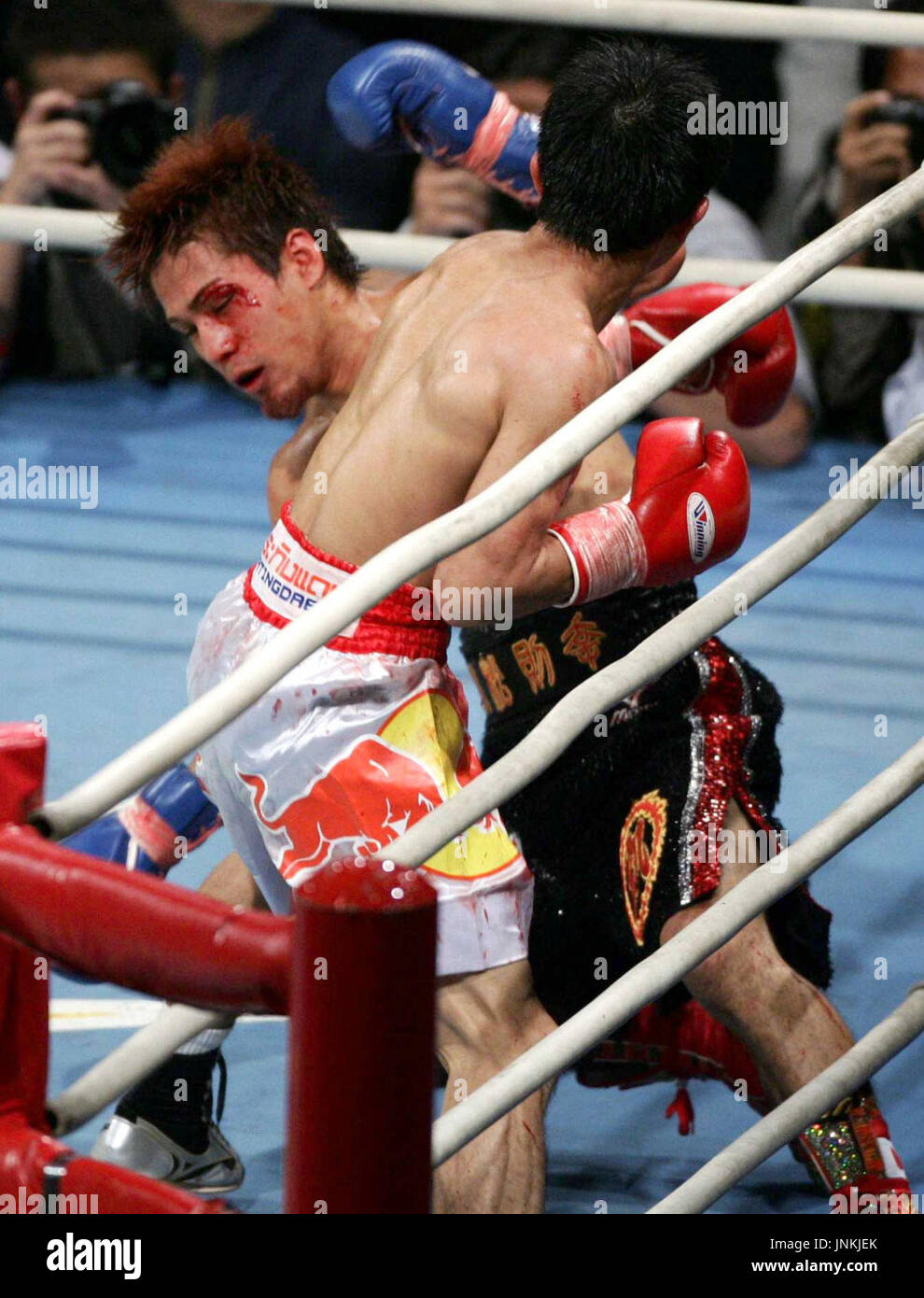 OSAKA, Japan - Japanese challenger Noriyuki Komatsu is about to collapse in the fifth round of ...