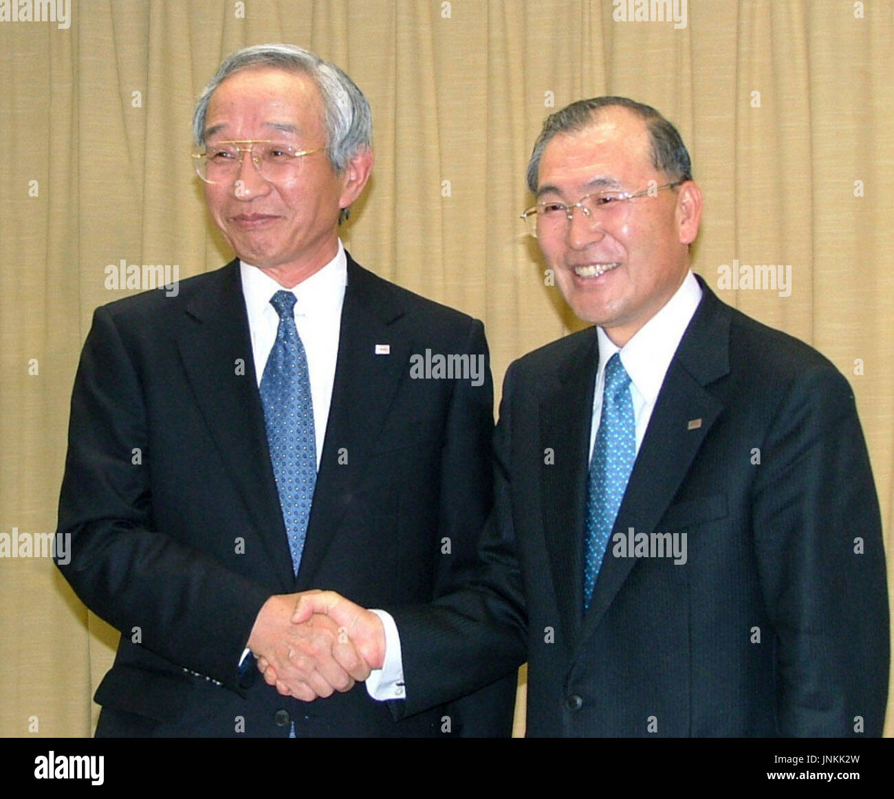 TOKYO, Japan - Atsutoshi Nishida (R), Toshiba Corp. executive officer ...