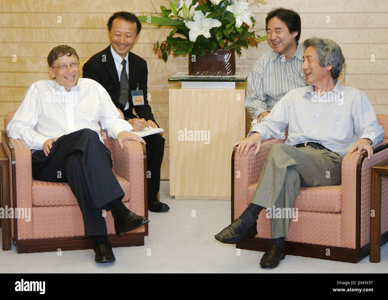 TOKYO, Japan - Microsoft Corp. Chairman Bill Gates (L) and Japanese ...