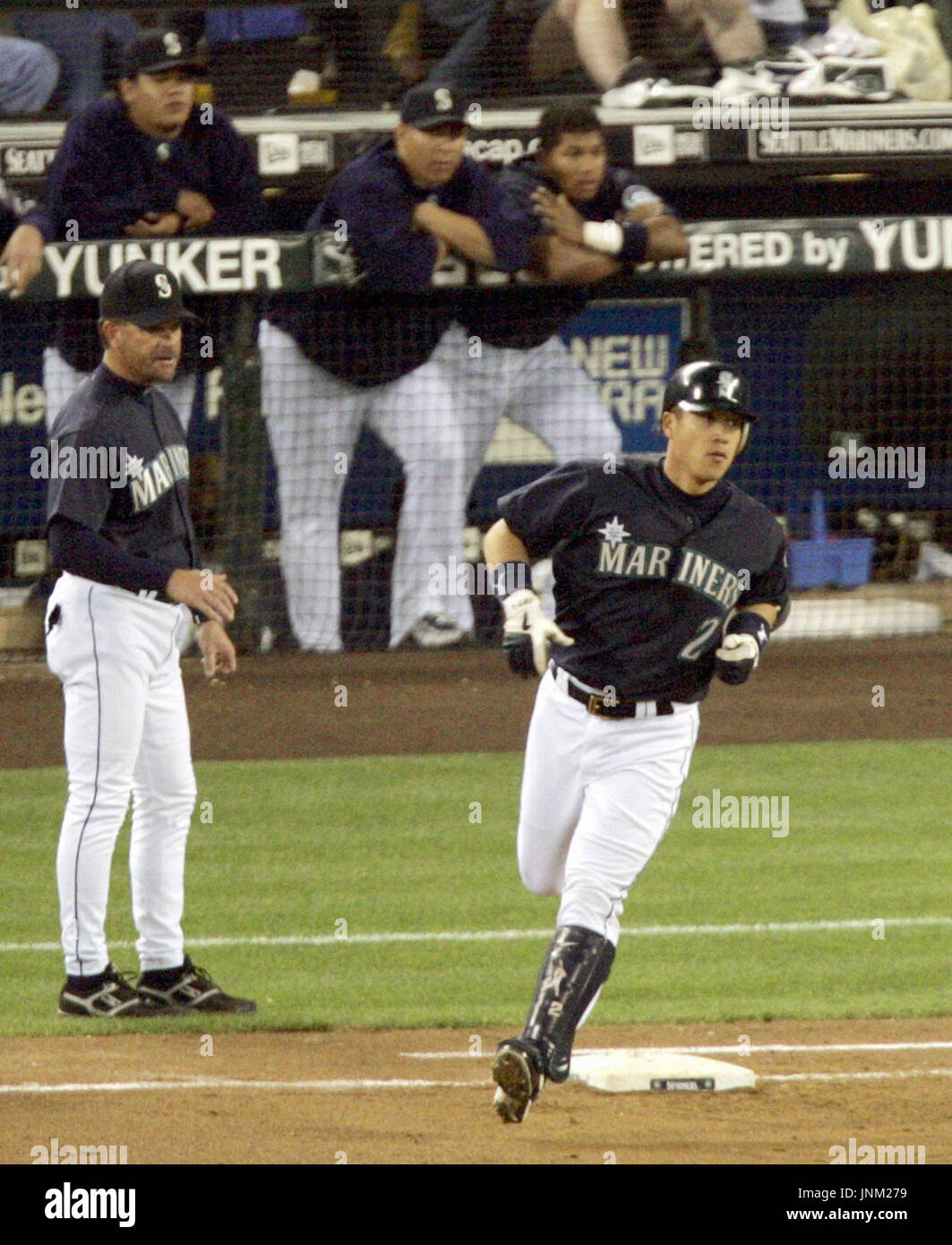 SEATTLE, United States - Seattle Mariners catcher Kenji Jojima (R ...