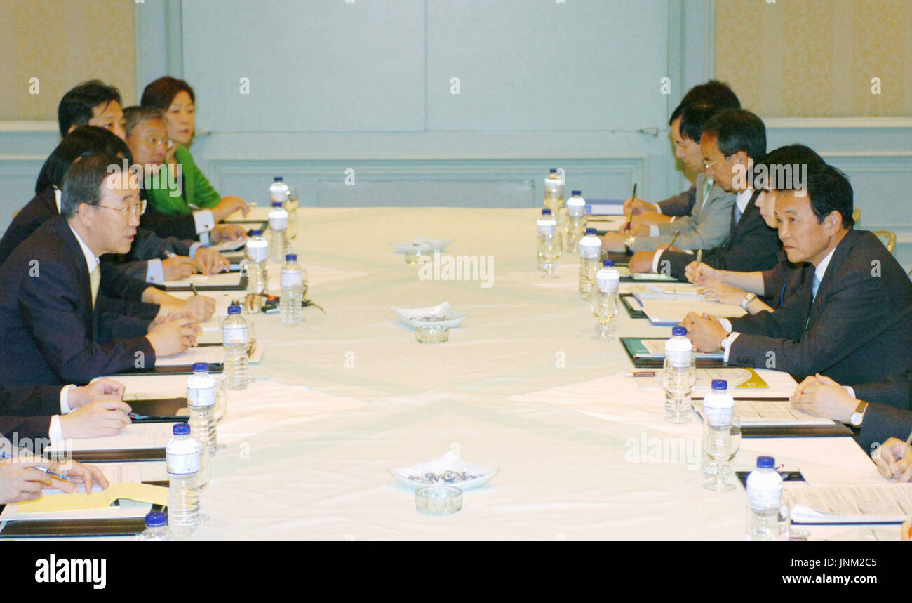 DOHA, Qatar - Japanese Foreign Minister Taro Aso (R) and his South ...