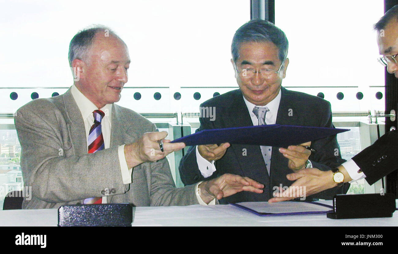 LONDON, Britain - London Mayor Ken Livingstone (L) and Tokyo Gov ...