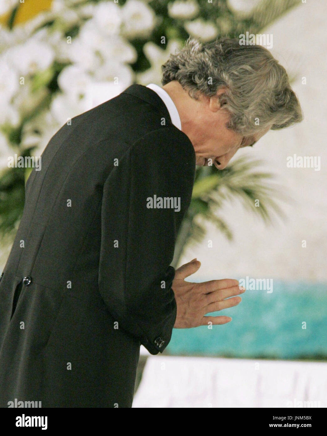 TOKYO, Japan - Prime Minister Junichiro Koizumi offer his prayer after ...