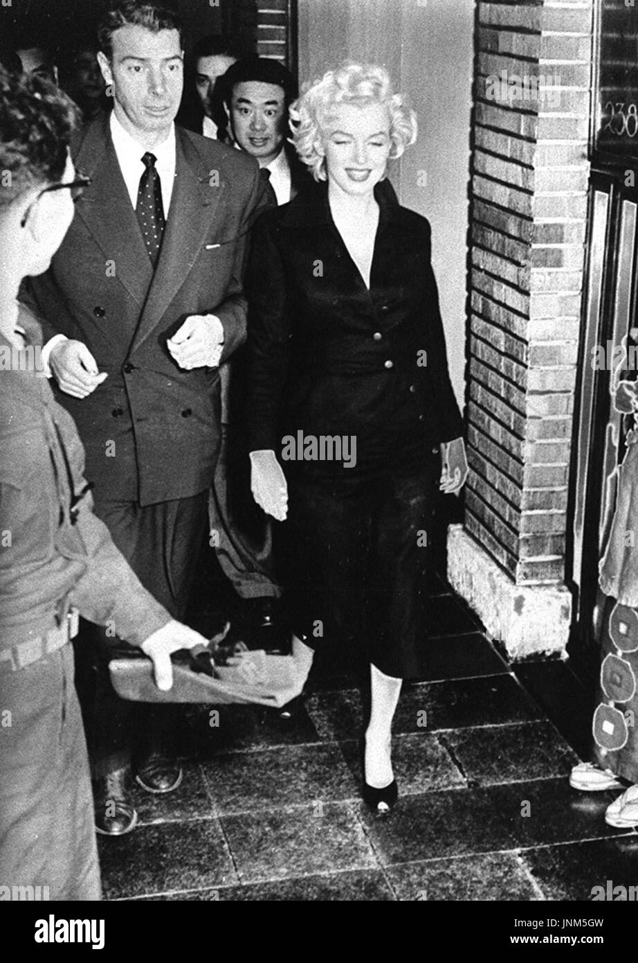 TOKYO, Japan - Legendary movie star Marilyn Monroe (R) and former major ...