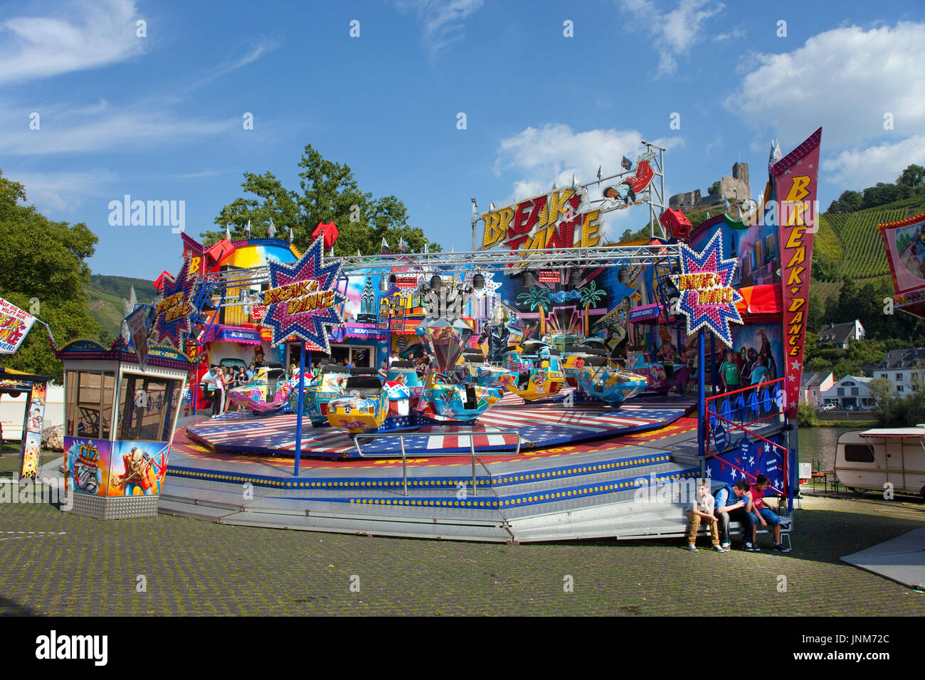 Fahrgeschaeft Break Dance auf der Kirmes am Moselufer von Bernkastel ...