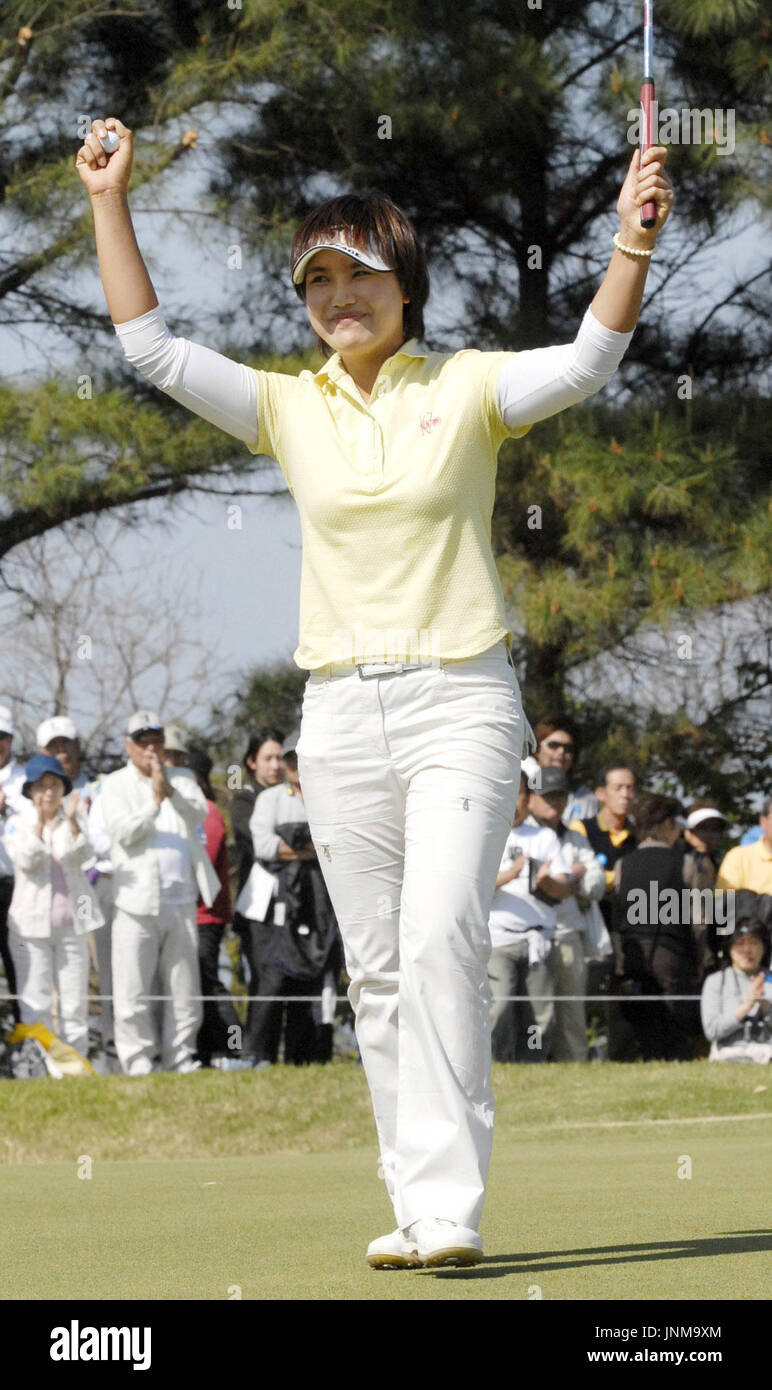 TAKAMATSU, Japan - Jeon Mi Jeong of South Korea reacts after winning ...