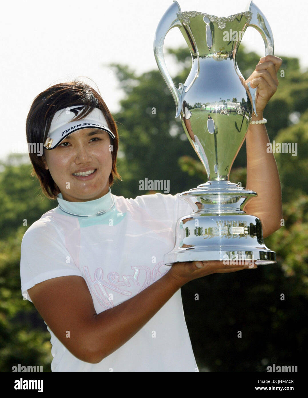 ASAKURA, Japan - South Korea's Jeon Mi Jeong holds up the trophy she ...