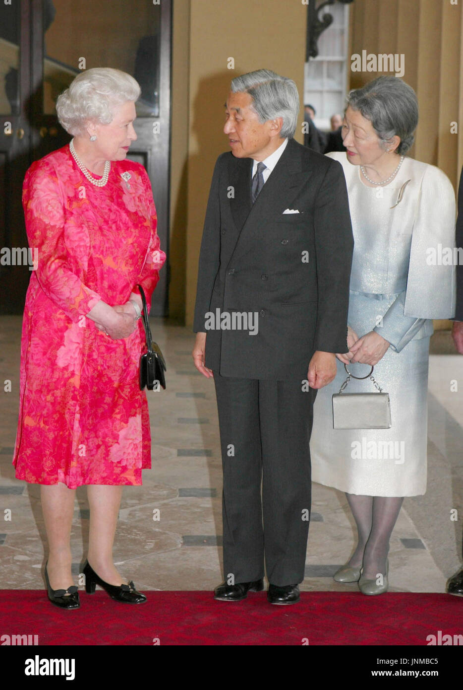 LONDON, Britain - Emperor Akihito (C) and Empress Michiko of Japan (L ...