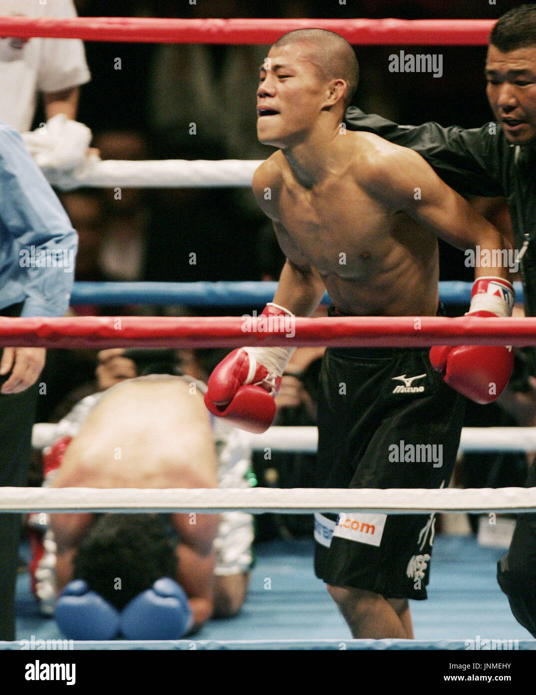 TOKYO, Japan - Japanese flyweight Koki Kameda (L), fourth in the WBA ...
