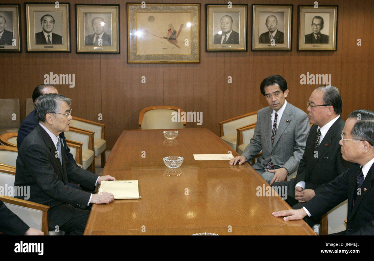 TOKYO, Japan - Okinawa Gov. Keiichi Inamine (L) meets with Liberal ...
