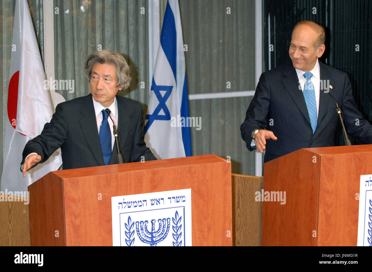 JERUSALEM, Israel - Japanese Prime Minister Junichiro Koizumi (L) and ...