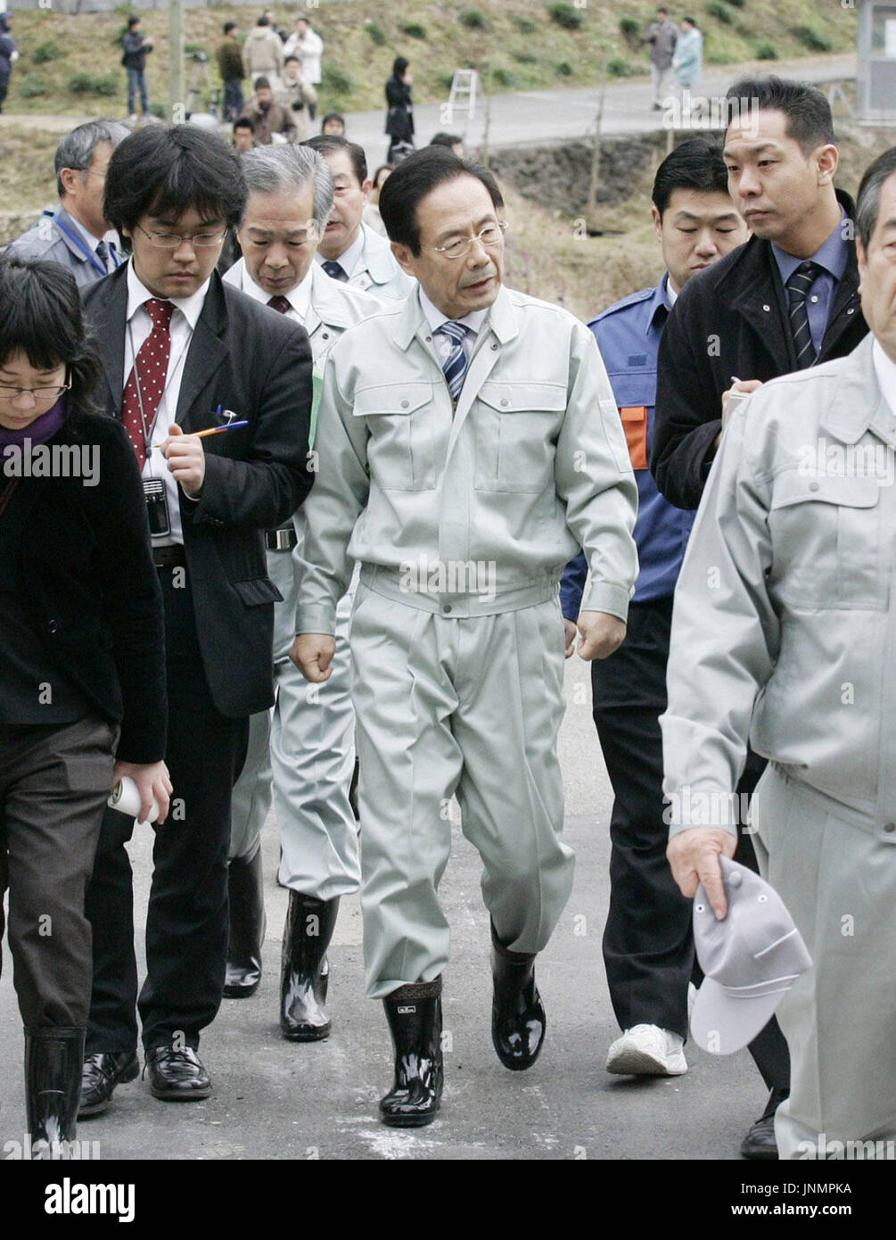 OKAYAMA, Japan - Okayama Gov. Tadahiro Ishii (C) inspects the Hashimoto ...