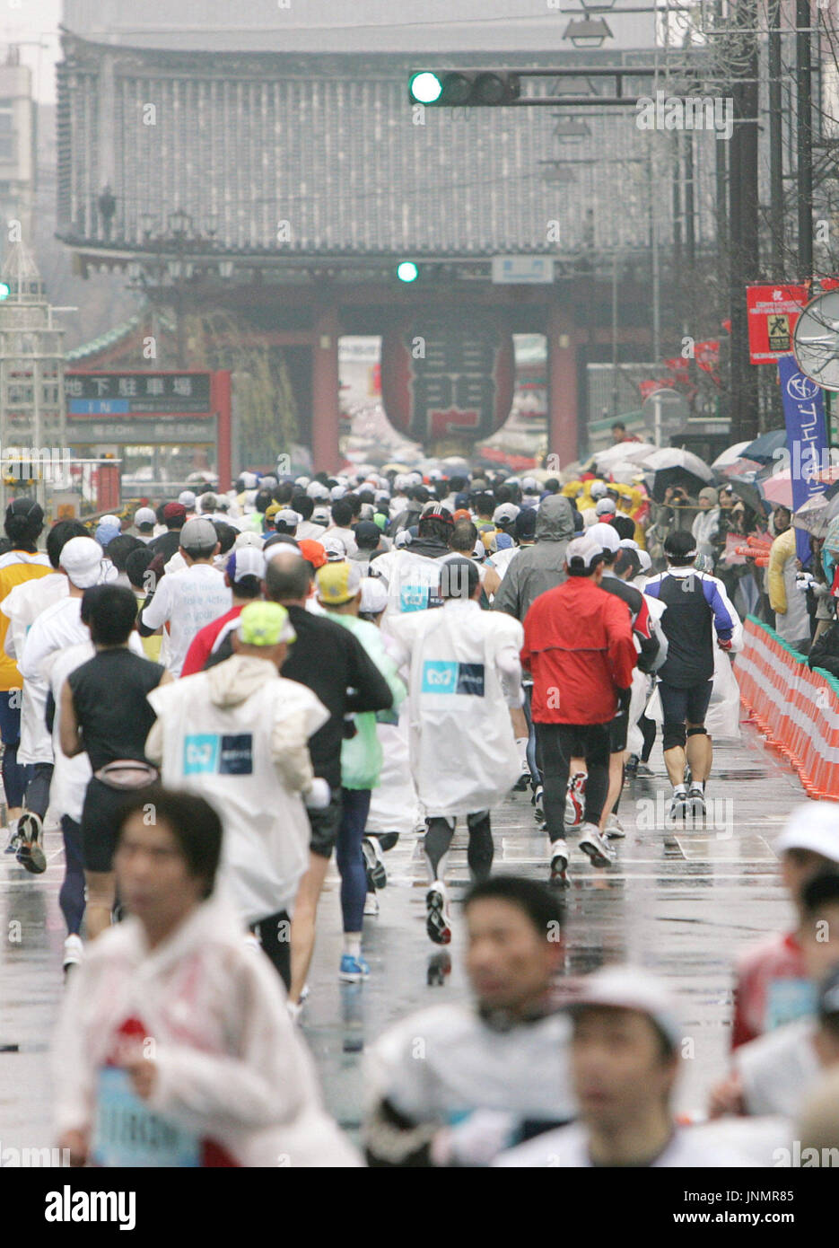 TOKYO, Japan - Runners taking part in the first Tokyo Marathon on Feb ...