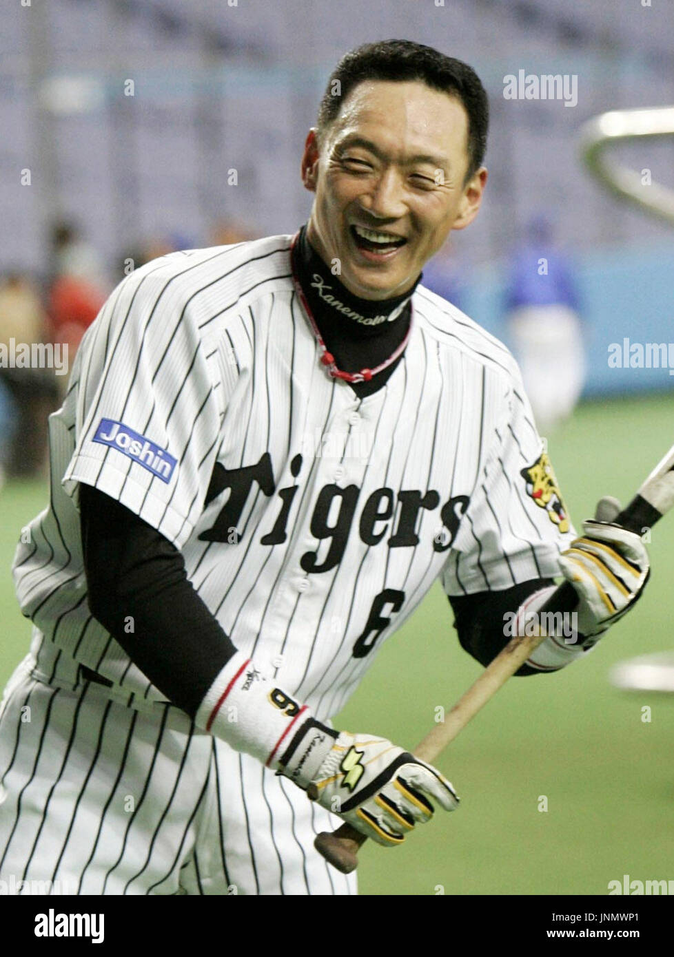 OSAKA, Japan - Hanshin Tigers' cleanup hitter Tomoaki Kanemoto matched former Baltimore Orioles ...
