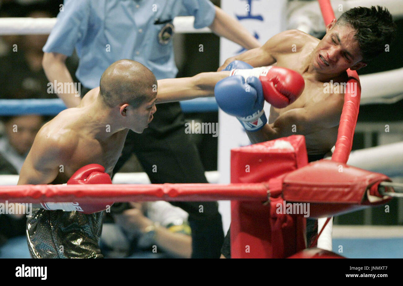 TOKYO, Japan - Japanese teenage flyweight hopeful Koki Kameda (L ...