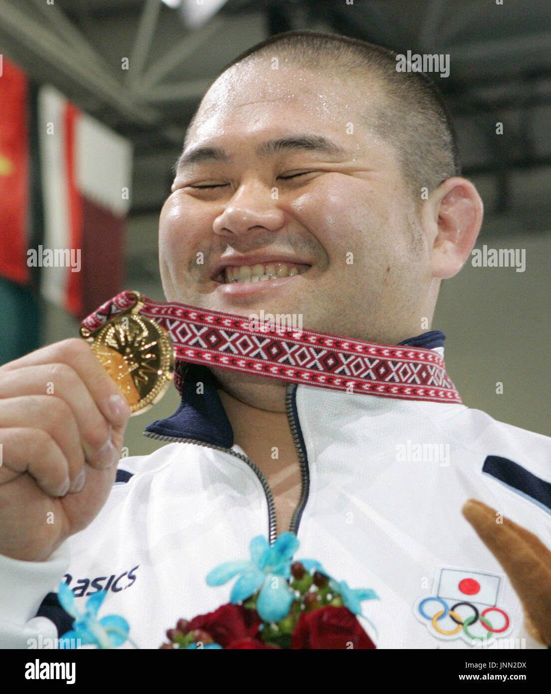 DOHA, Qatar - Yasuyuki Muneta of Japan (L) holds up his gold medal ...
