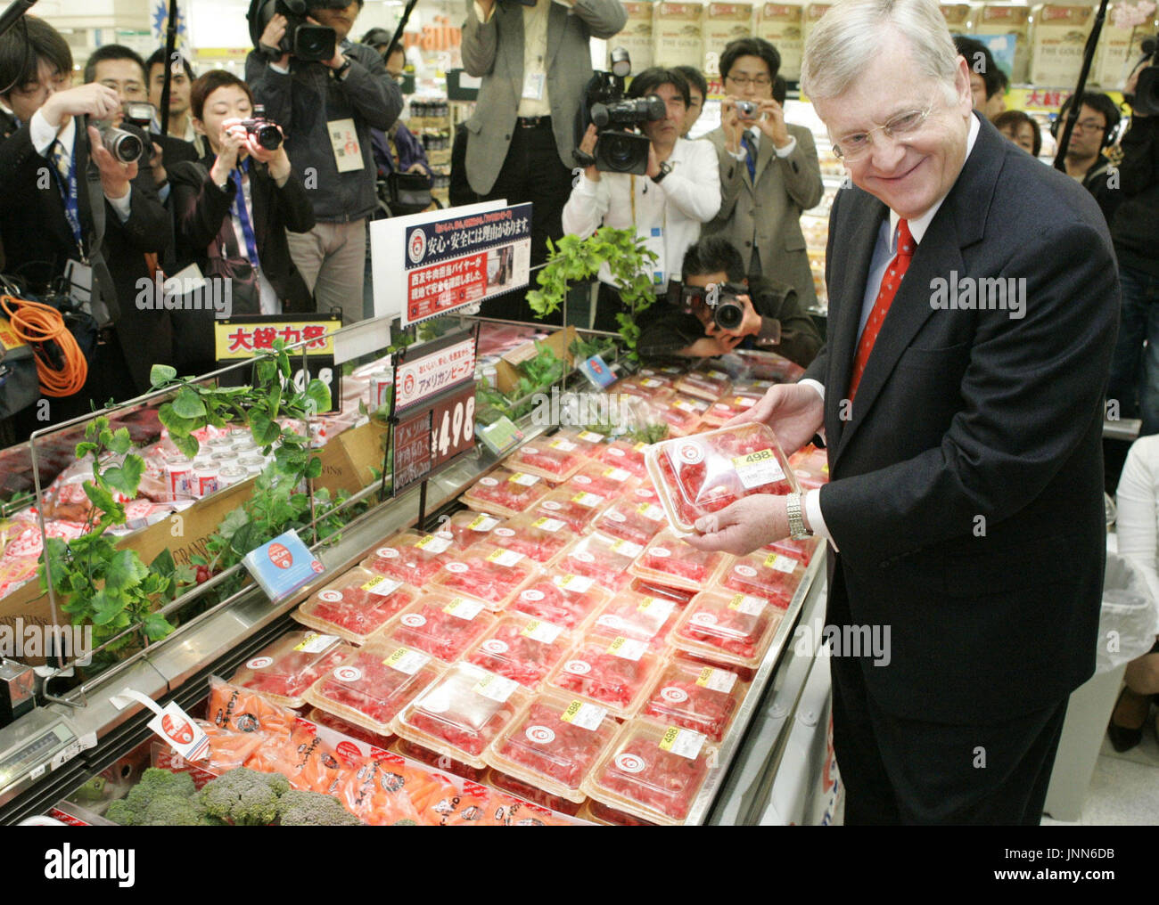 TOKYO, Japan - U.S. Ambassador to Japan Thomas Schieffer checks out U.S ...