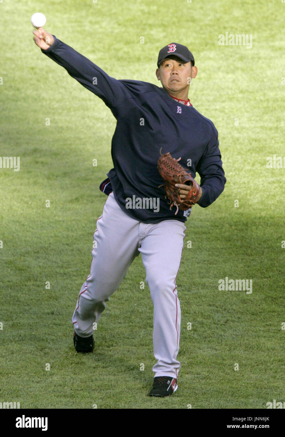 KANSAS CITY, United States - Japanese pitcher Daisuke Matsuzaka tunes ...