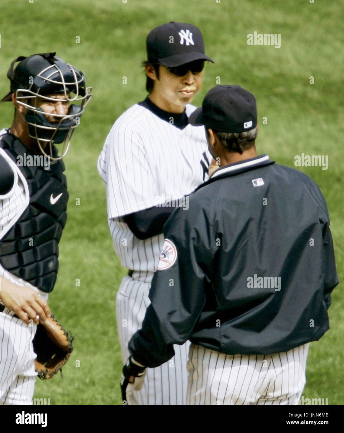 NEW YORK, United States - New York Yankees rookie Kei Igawa (C) talks ...