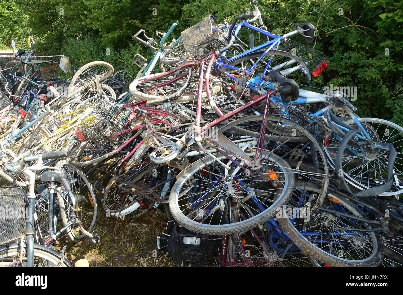 Disused bicycle hi-res stock photography and images - Alamy