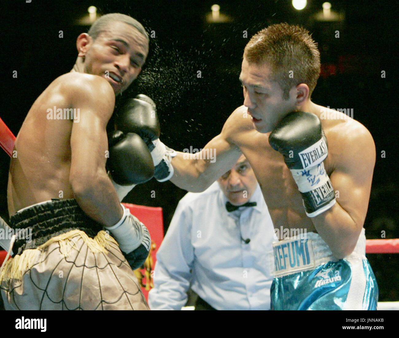 TOKYO, Japan - Japanese champion Takefumi Sakata (R) beats interim ...