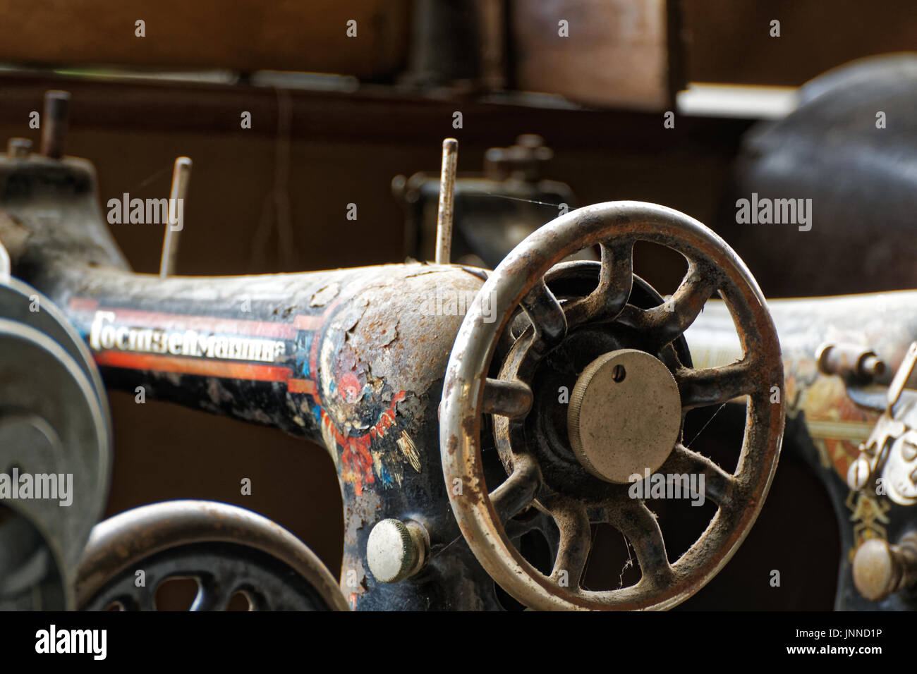 Old time sewing machine hi-res stock photography and images - Alamy