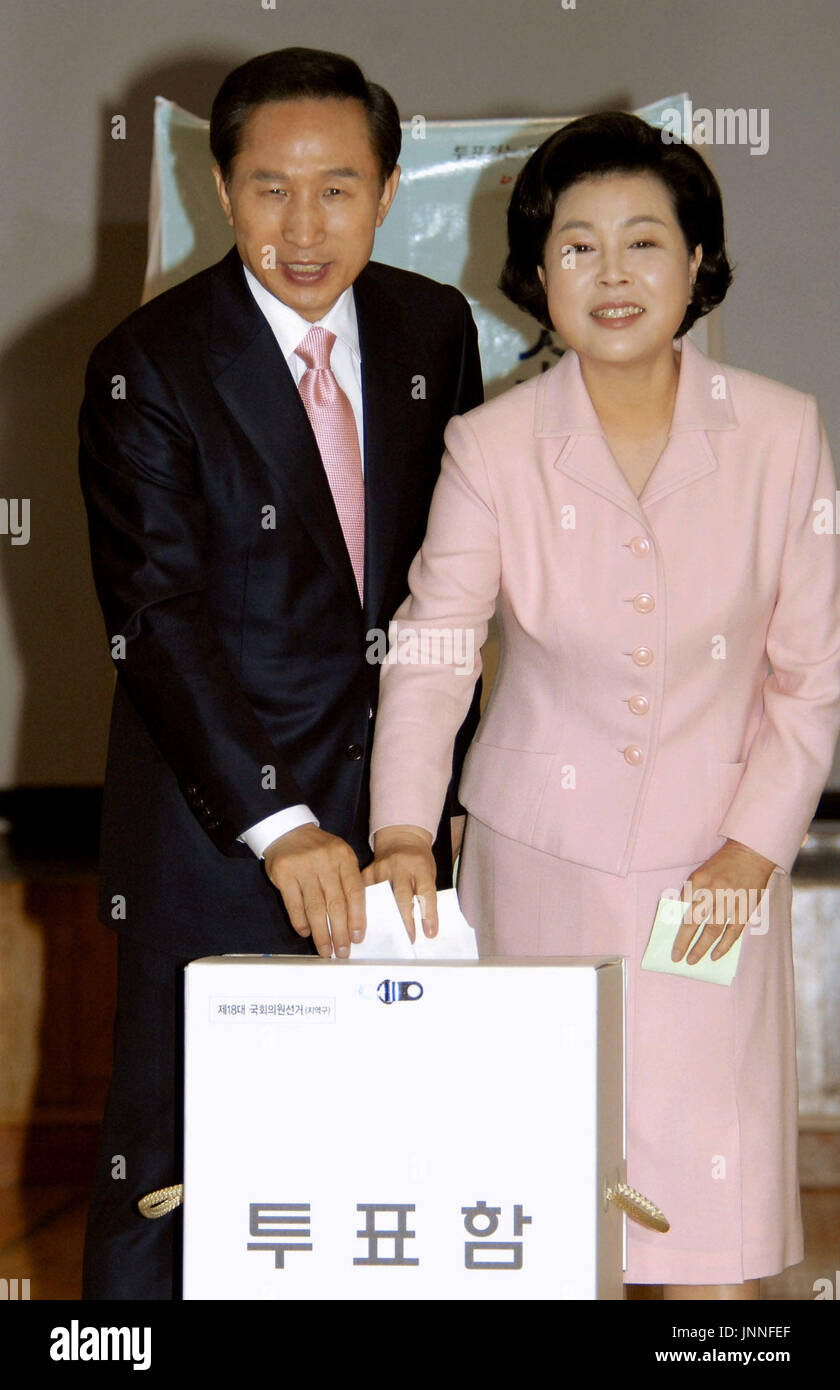 SEOUL, South Korea - South Korean President Lee Myung Bak and his wife ...