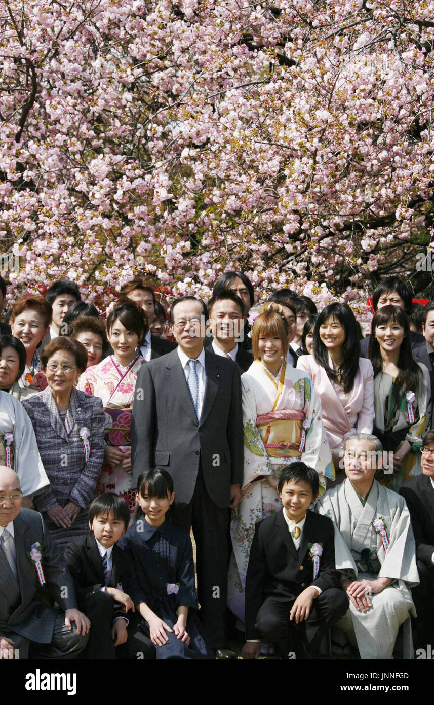 TOKYO, Japan - Prime Minister Yasuo Fukuda (C) poses for photos with ...