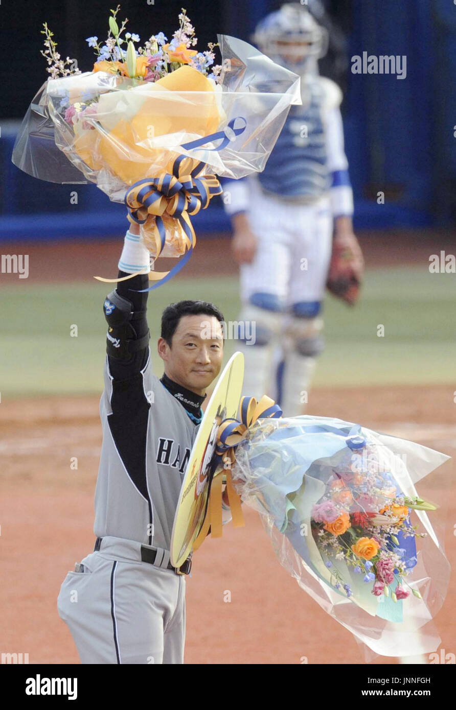 YOKOHAMA, Japan - Hanshin Tigers' Tomoaki Kanemoto acknowledges fans after attaining his 2,000th ...