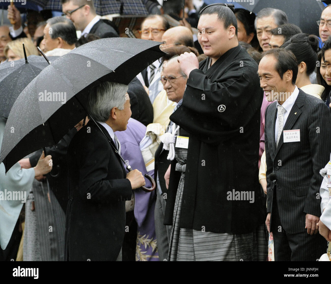 TOKYO, Japan - Emperor Akihito (L) talks with Miyazaki Gov. Hideo ...