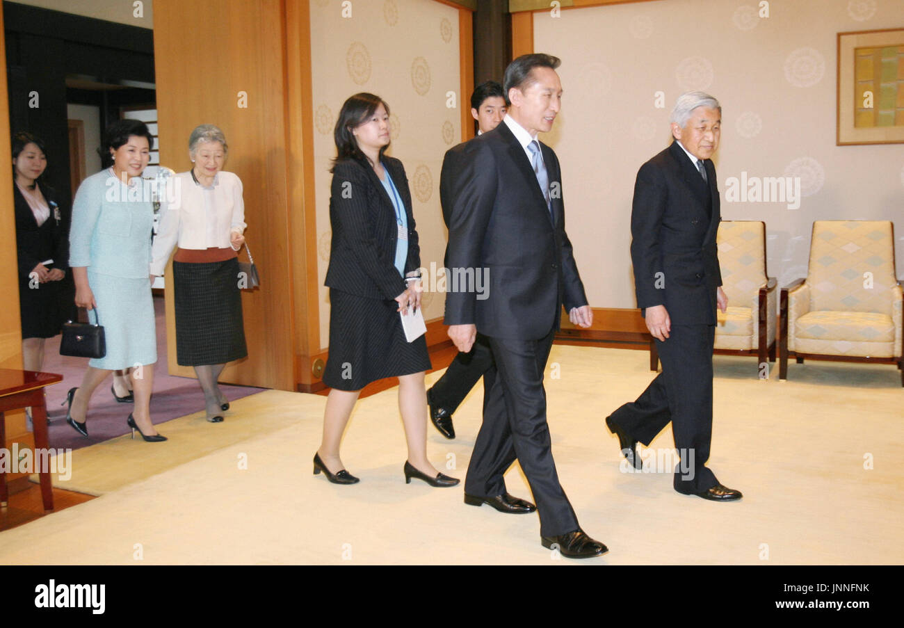 TOKYO, Japan - South Korean President Lee Myung Bak (2nd from R) meets ...