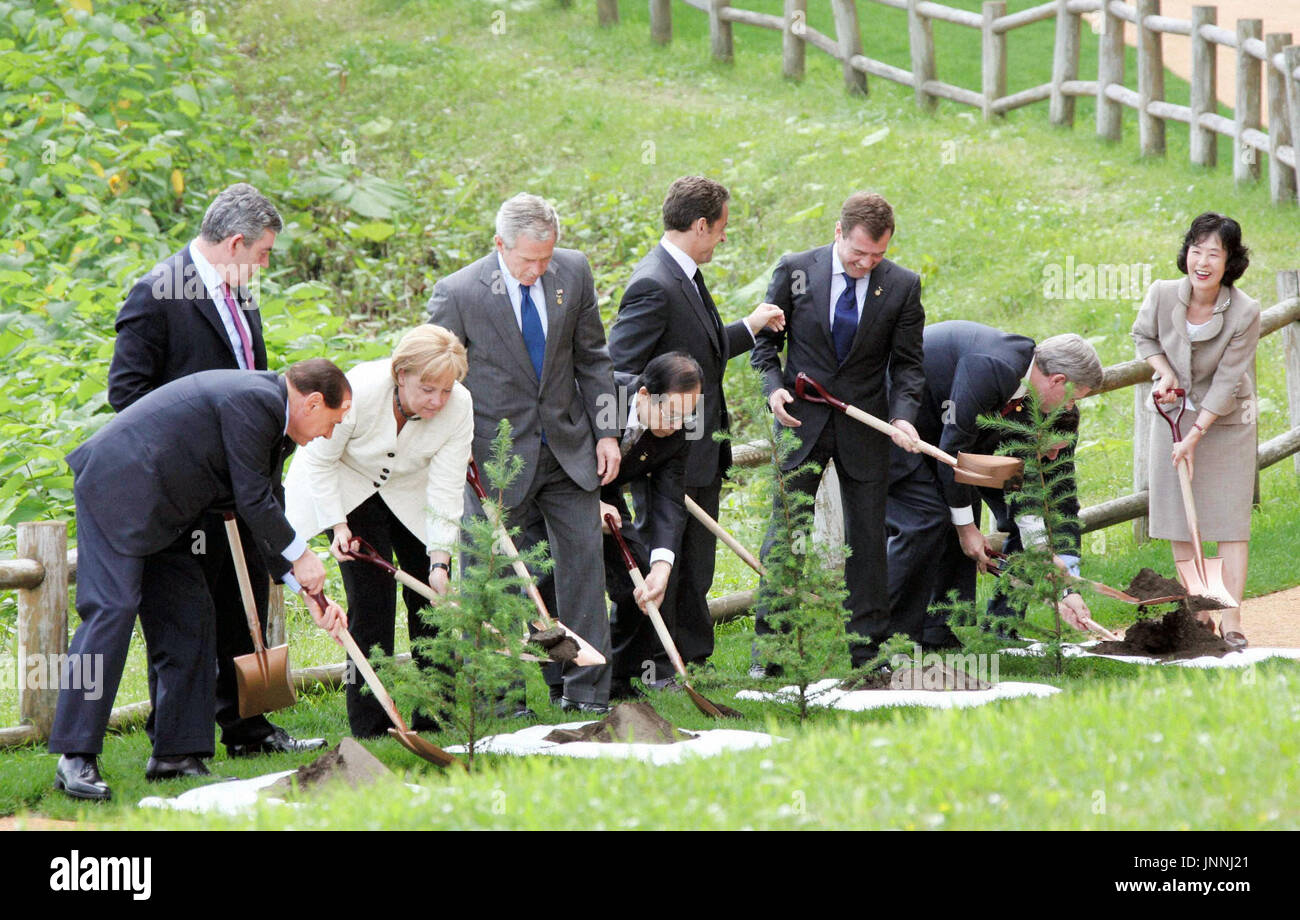 TOYAKO, Japan - The leaders of the Group of Eight nations -- (From L to ...