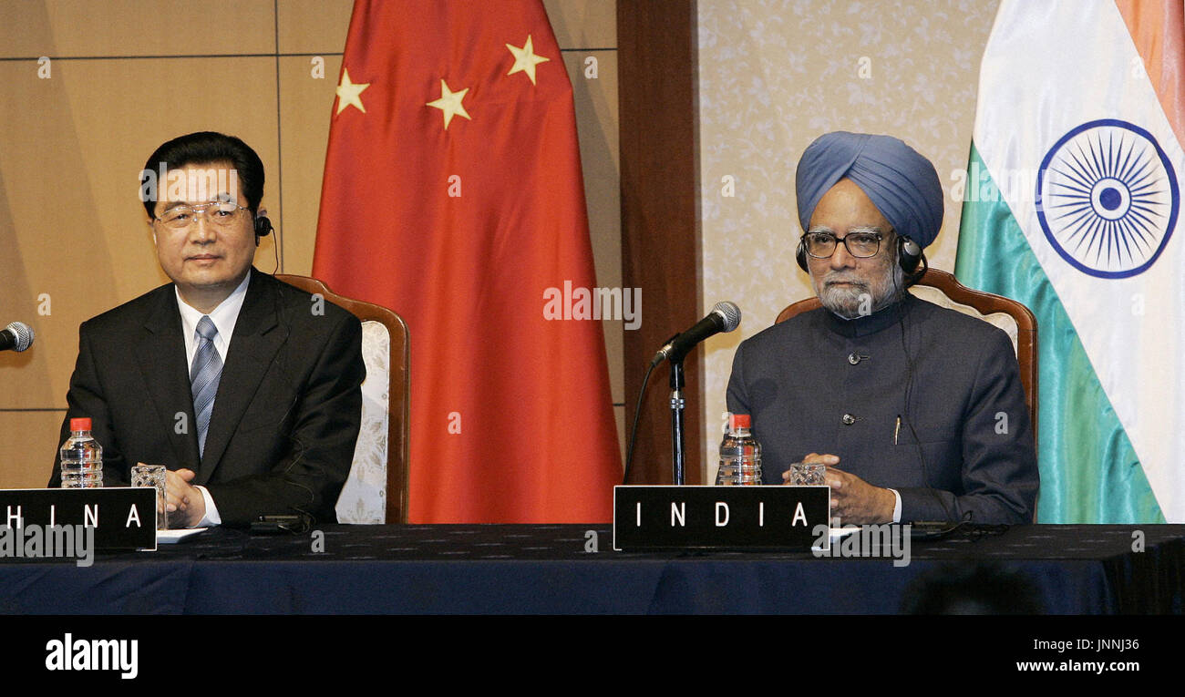 SAPPORO, Japan - Chinese President Hu Jintao (L) and Indian Prime ...