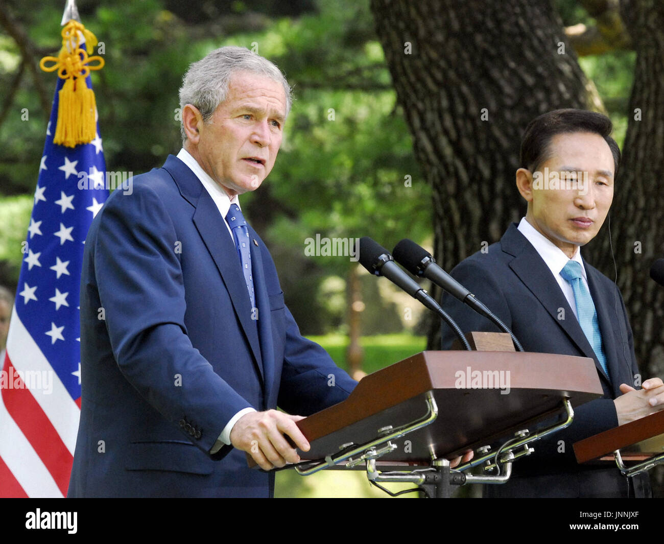 SEOUL, South Korea - U.S. President George W. Bush (L) and South Korean ...