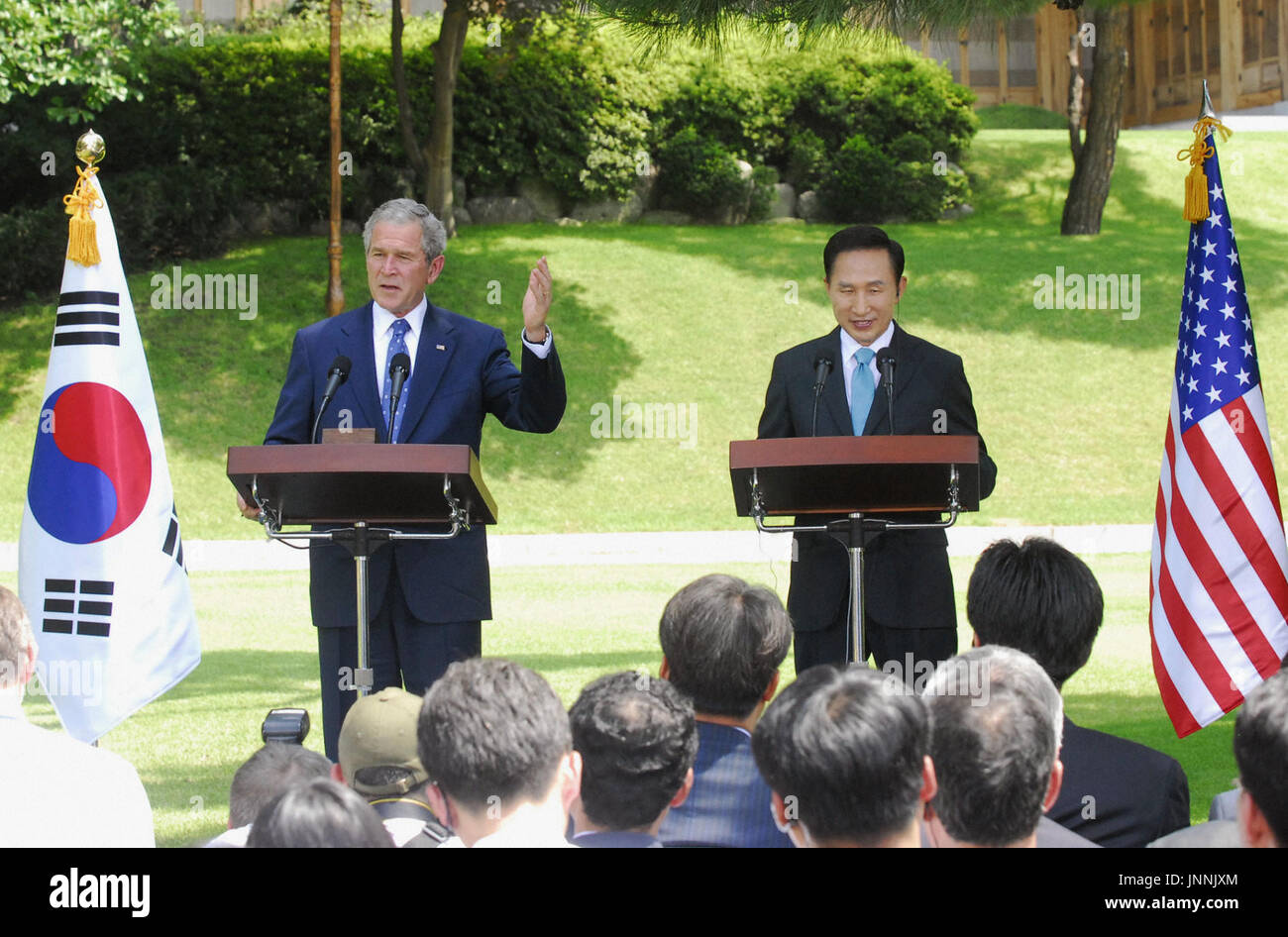 SEOUL, South Korea - U.S. President George W. Bush (L) and South Korean ...