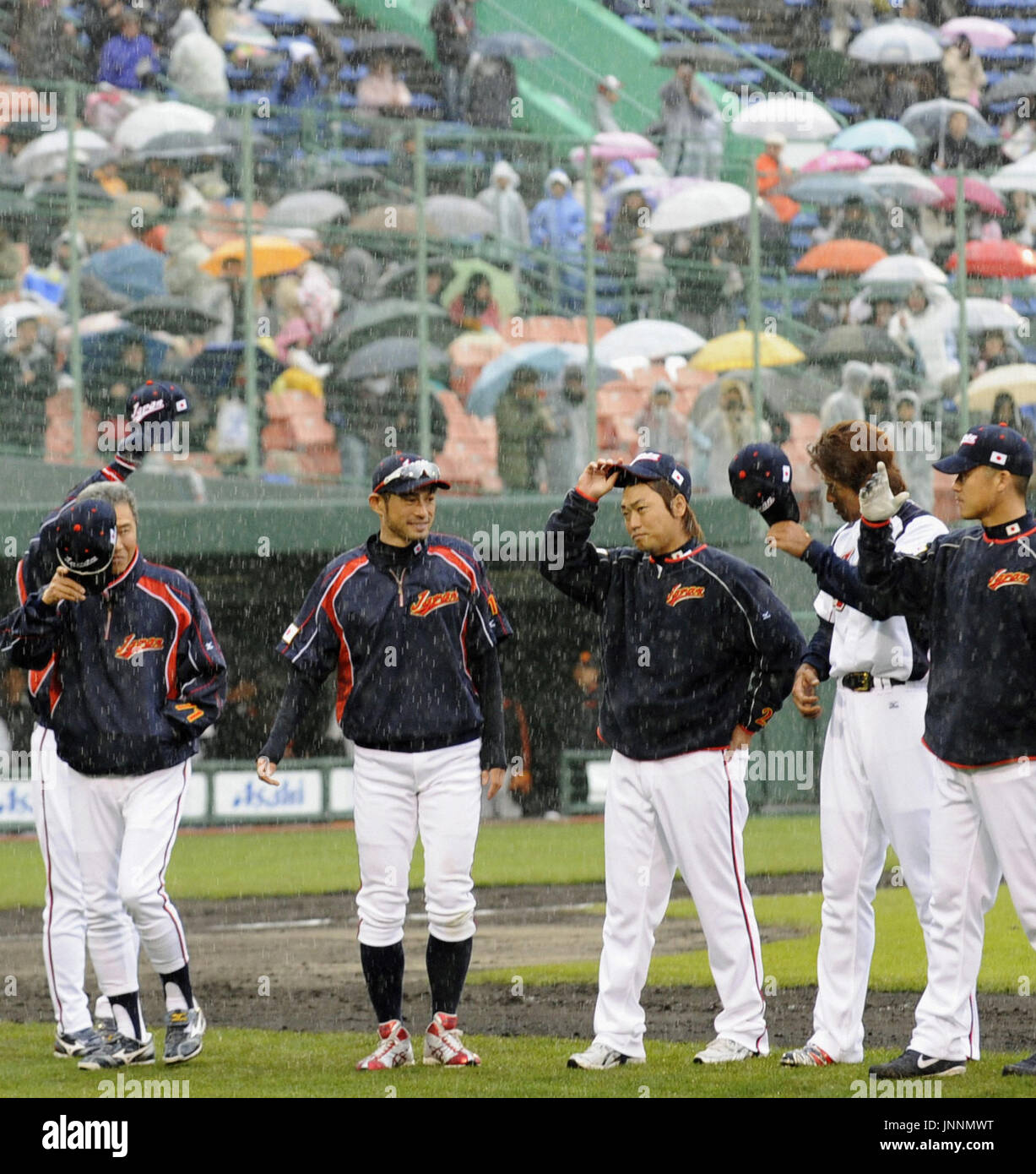 MIYAZAKI, Japan - Seattle Mariners outfielder Ichiro Suzuki (2nd from L ...