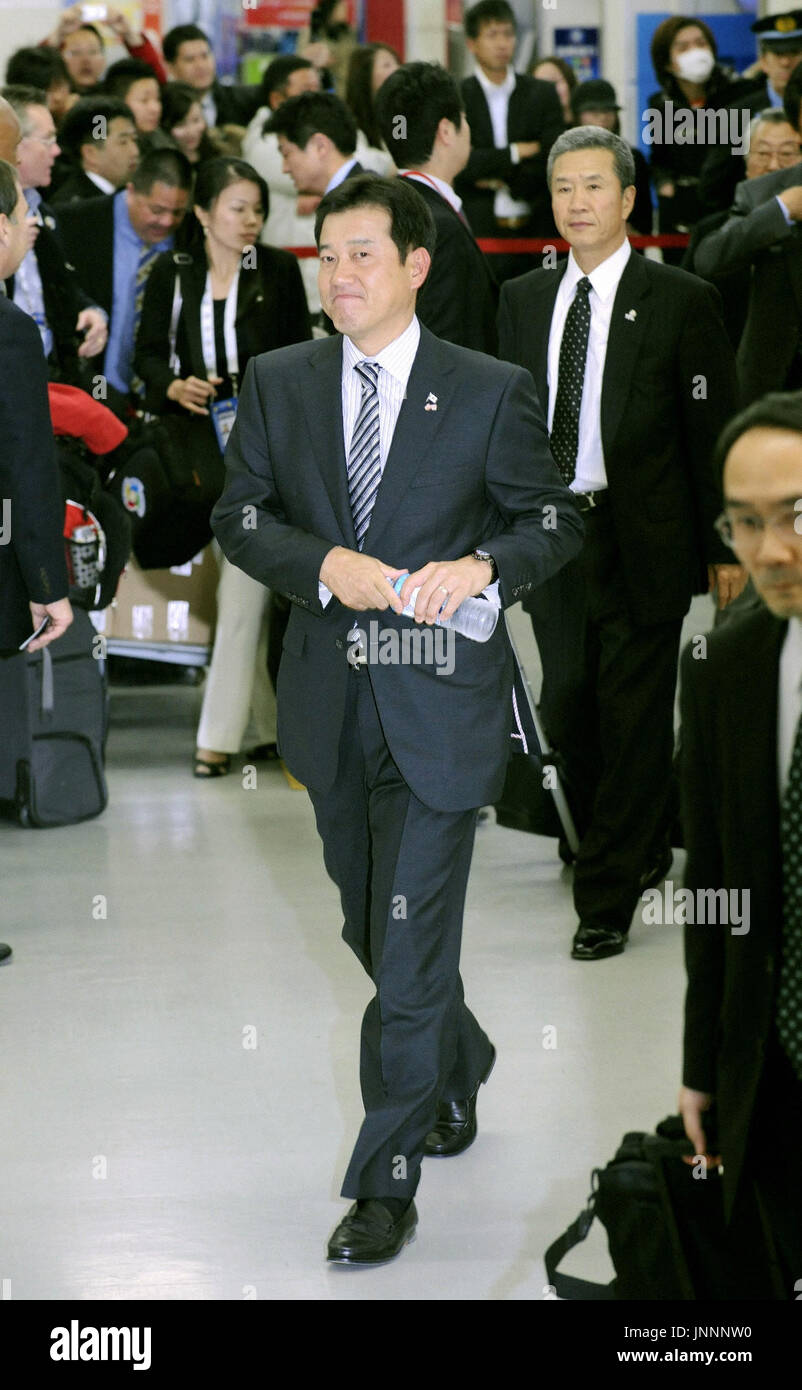 HANEDA, Japan - Tatsunori Hara (C), manager of the World Baseball ...