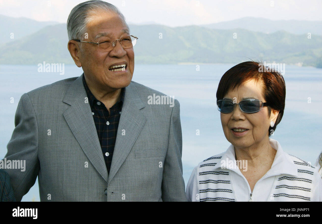 AKITA, Japan - Former Taiwan President Lee Teng-hui and his wife Tseng ...