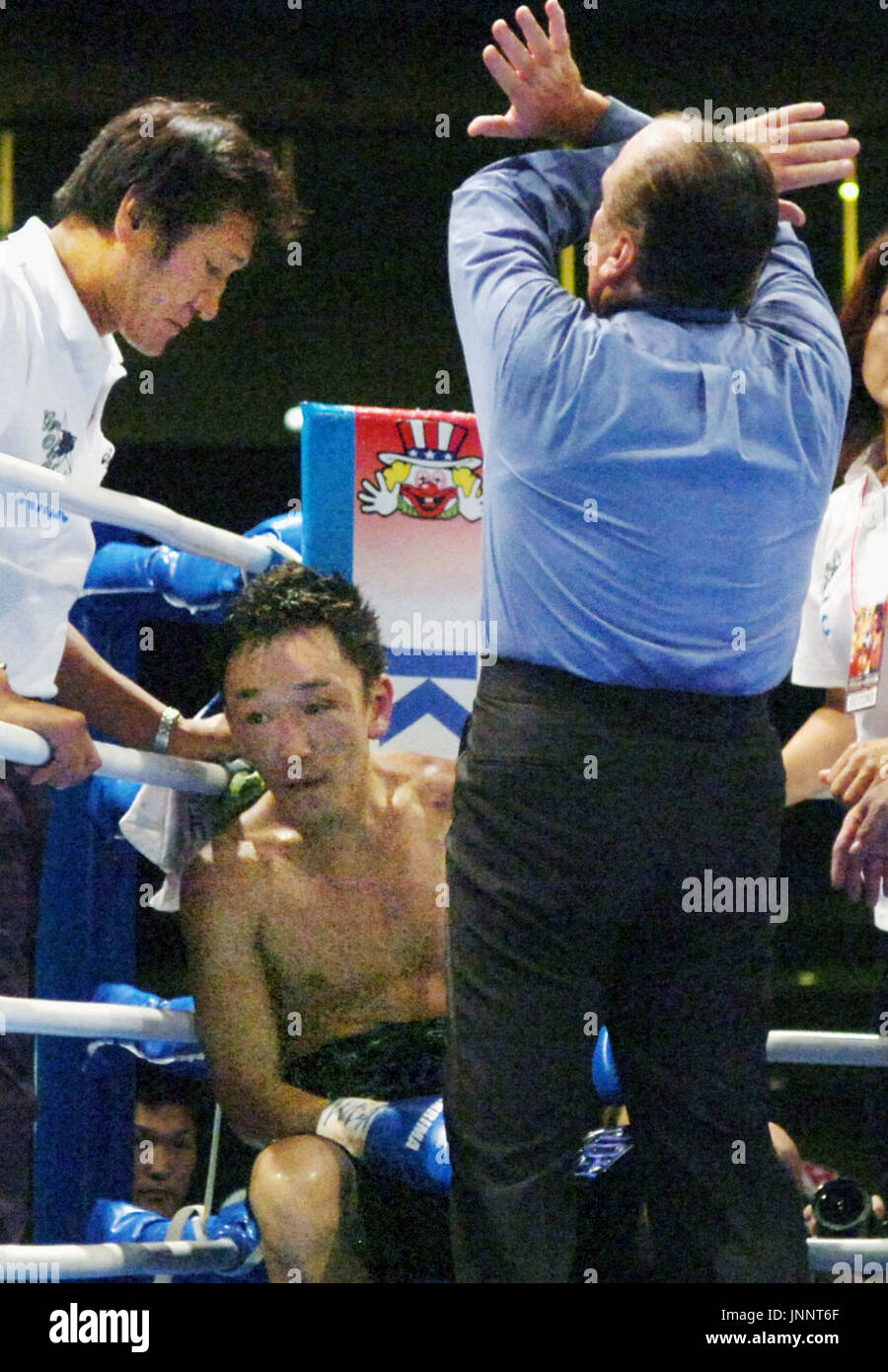 KOBE, Japan - Japanese challenger Zaiki Takemoto, badly mauled by WBA ...