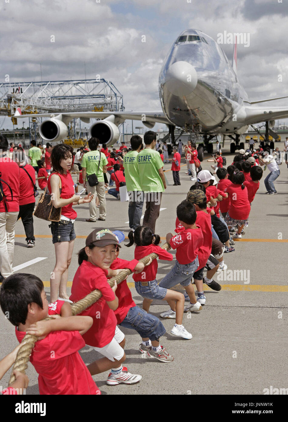 NARITA, Japan - About 180 children take part in dragging a 180-ton ...