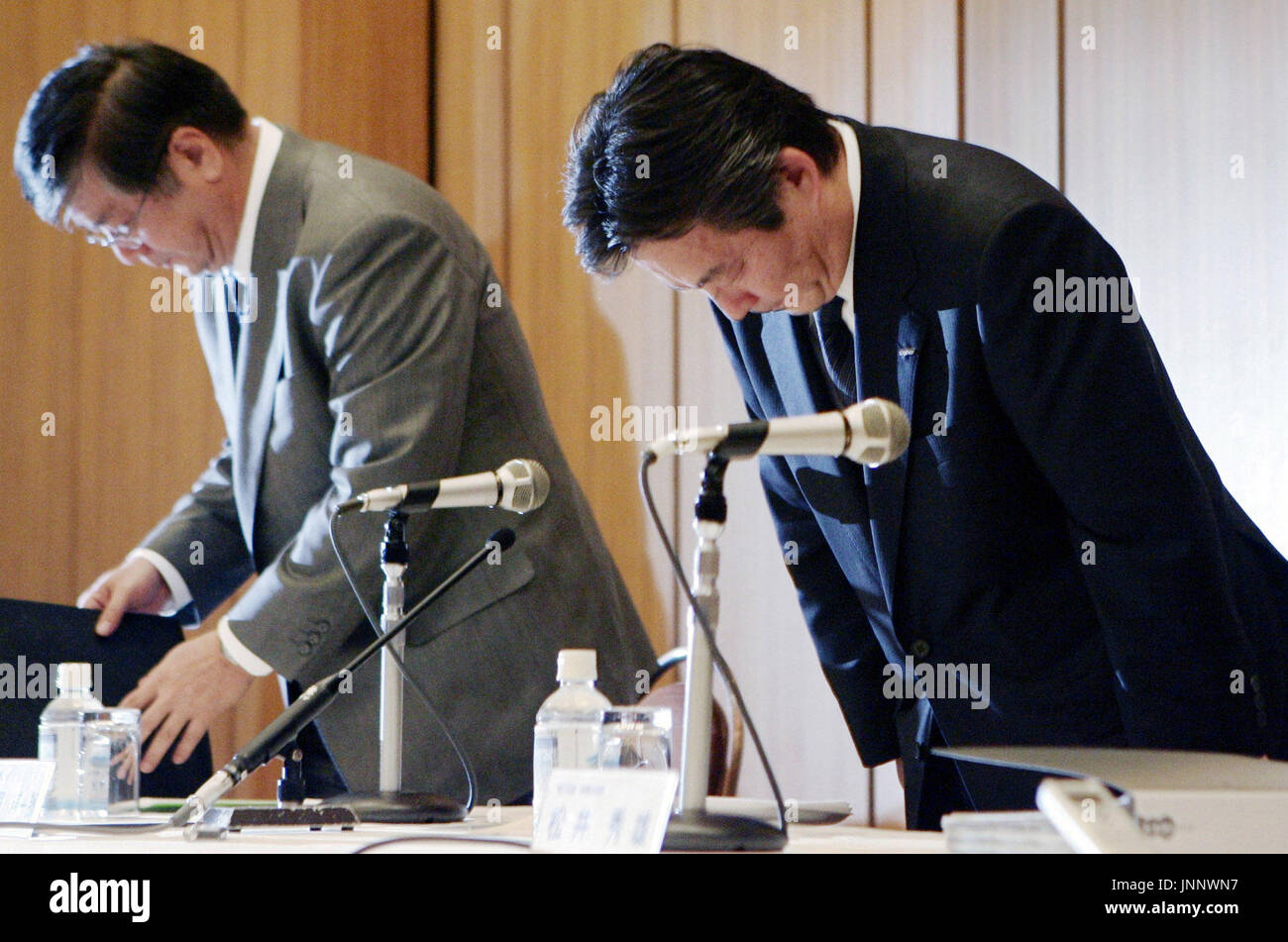 OSAKA, Japan - Sanyo Electric Co. President Seiichiro Sano (R) and Vice ...