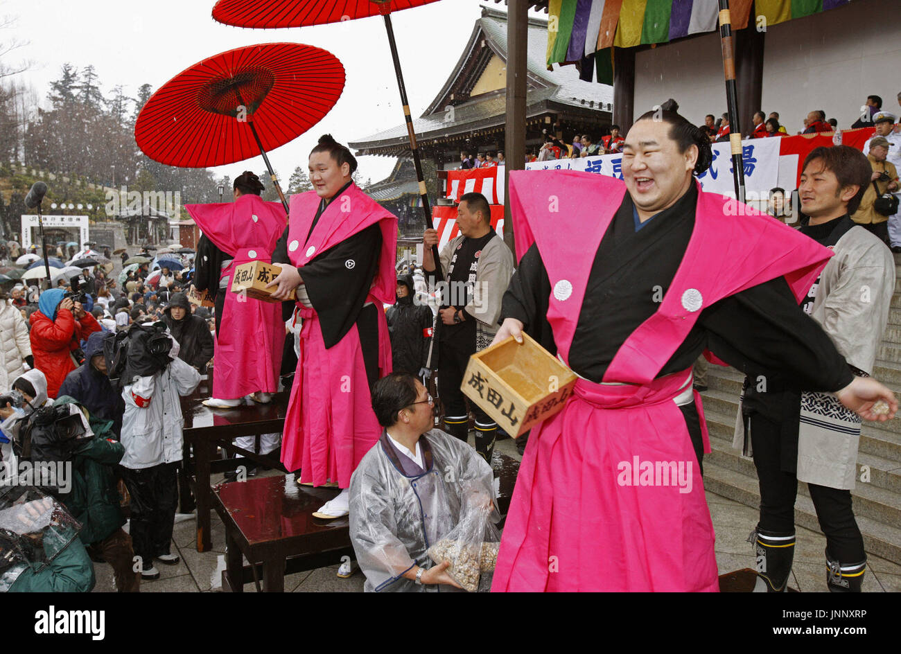 NARITA, Japan - Two Mongolian yokozuna Asashoryu (R) and Hakuho (C ...