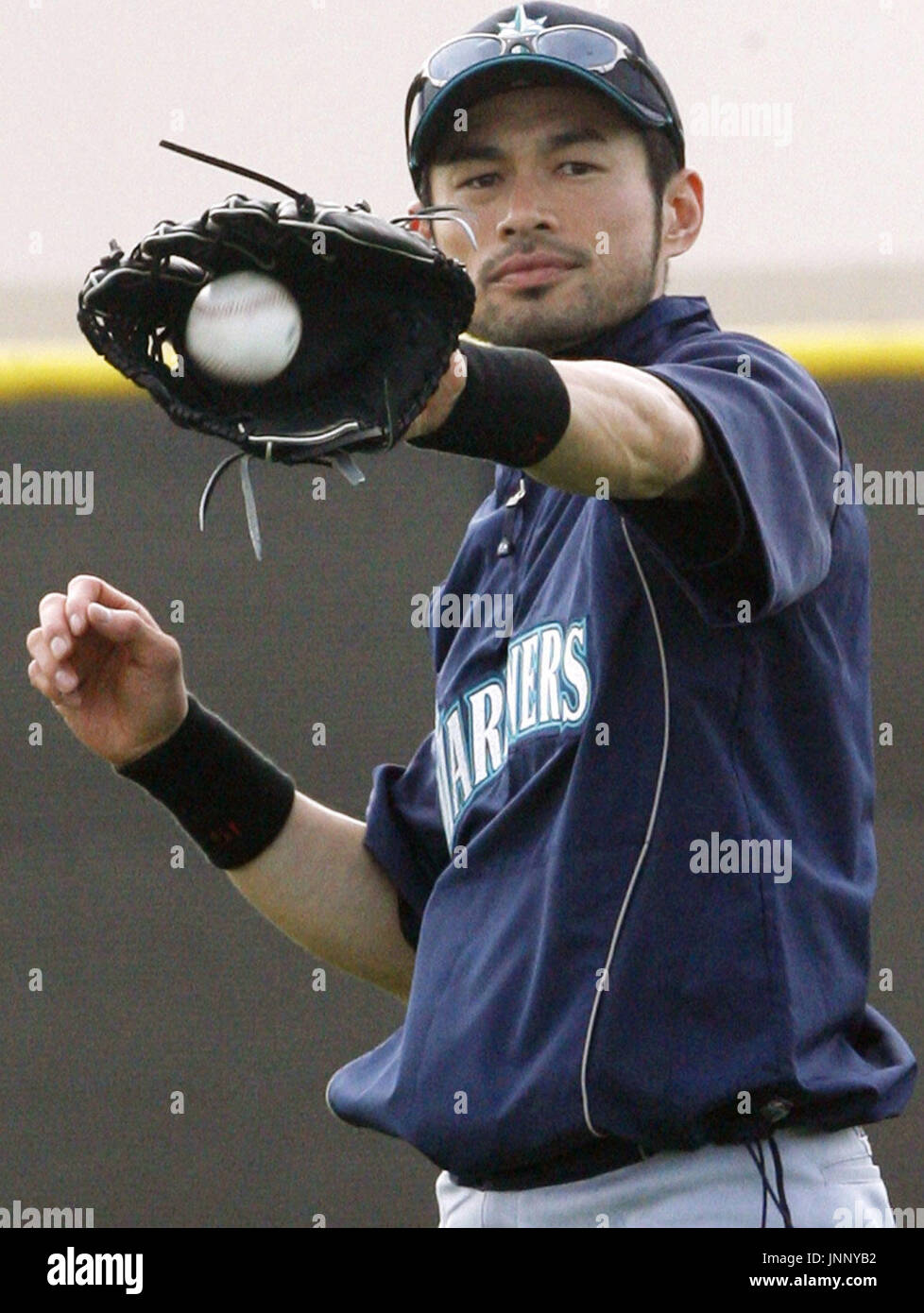 PEORIA, United States - Seattle Mariners outfielder Ichiro plays catch ...
