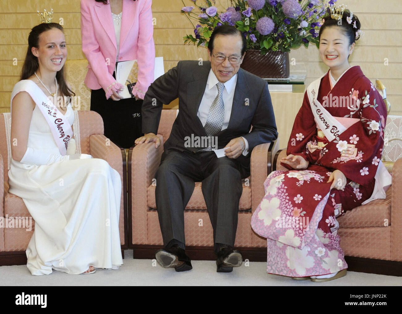 TOKYO, Japan - U.S. cherry blossom queen Emily Little (L) and Japanese ...