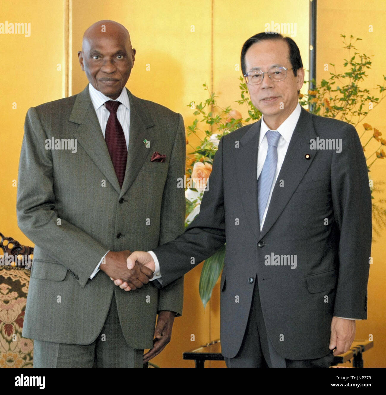 YOKOHAMA, Japan - Japanese Prime Minister Yasuo Fukuda (R) and ...