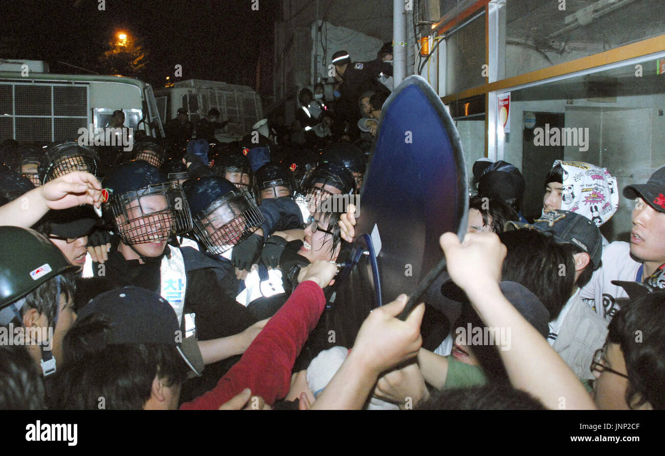 SEOUL, South Korea - Demonstrators clash with riot police in central ...