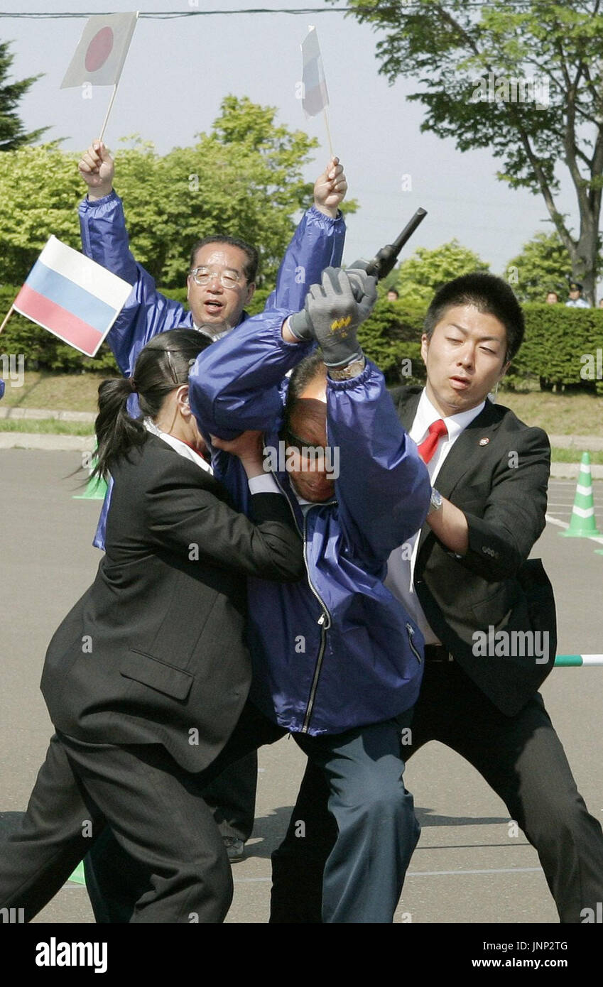 SAPPORO, Japan - Japanese police officers conduct antiterrorist ...